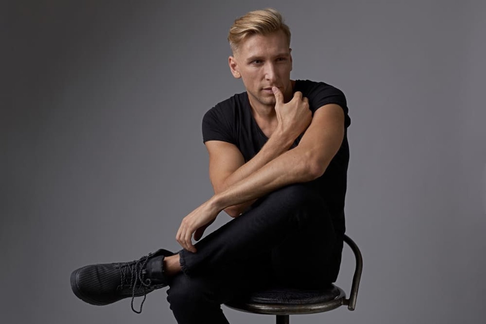 Professional Headshot Poses: Find Your Best Angle | Aperty Blog