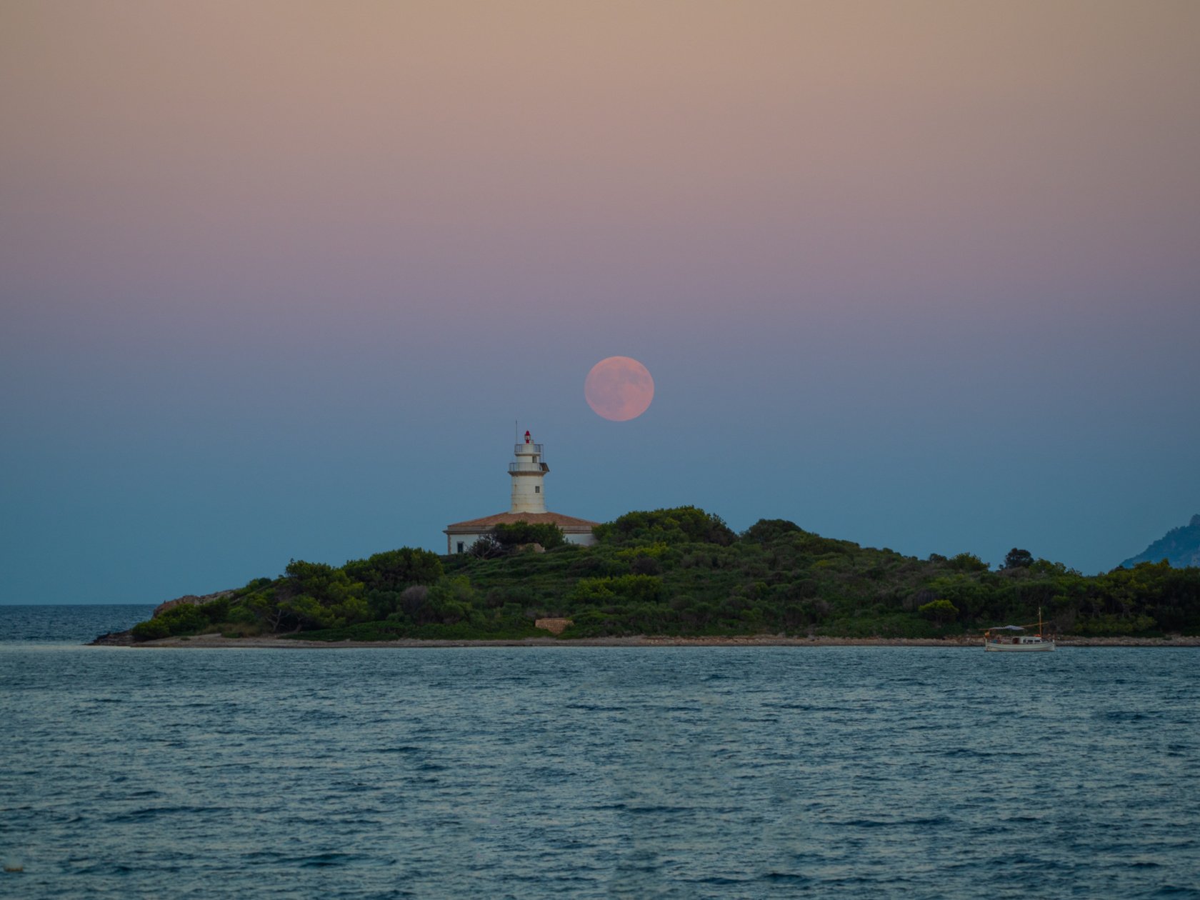 Capturing the Magic: Guide to Planning and Photographing the Moonrise