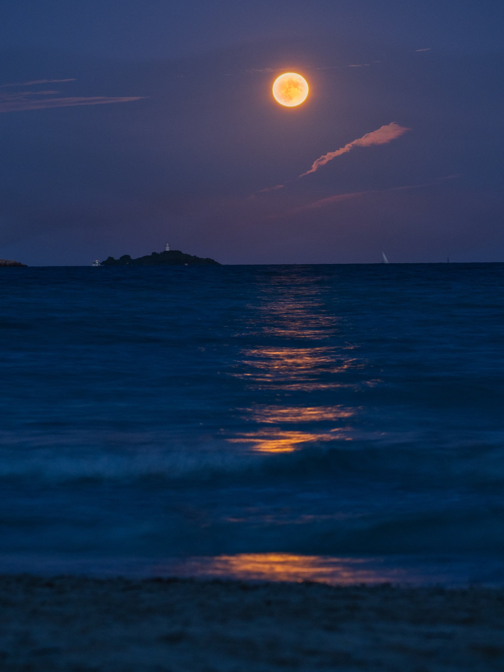 Capturing the Magic: Guide to Planning and Photographing the Moonrise