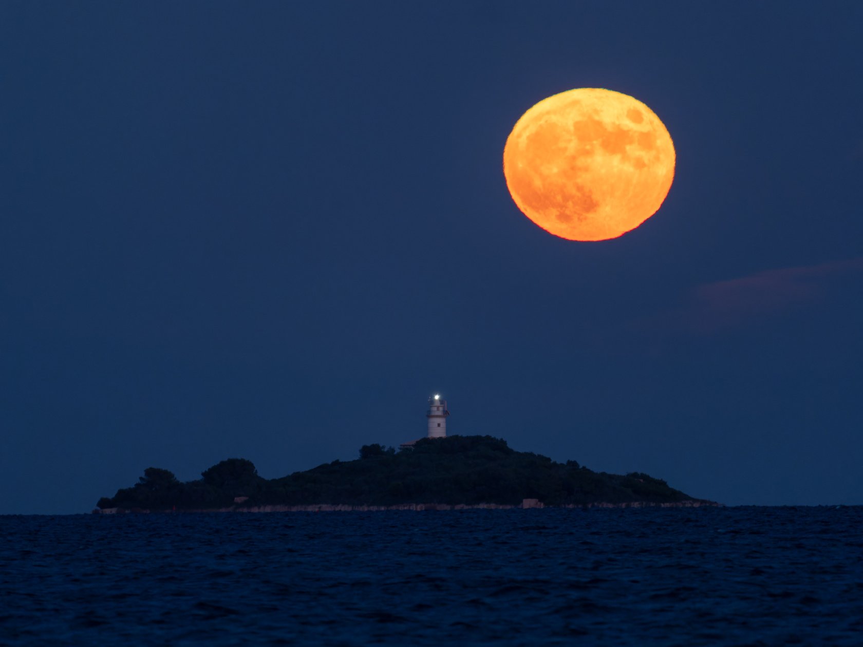Capturing the Magic: Guide to Planning and Photographing the Moonrise