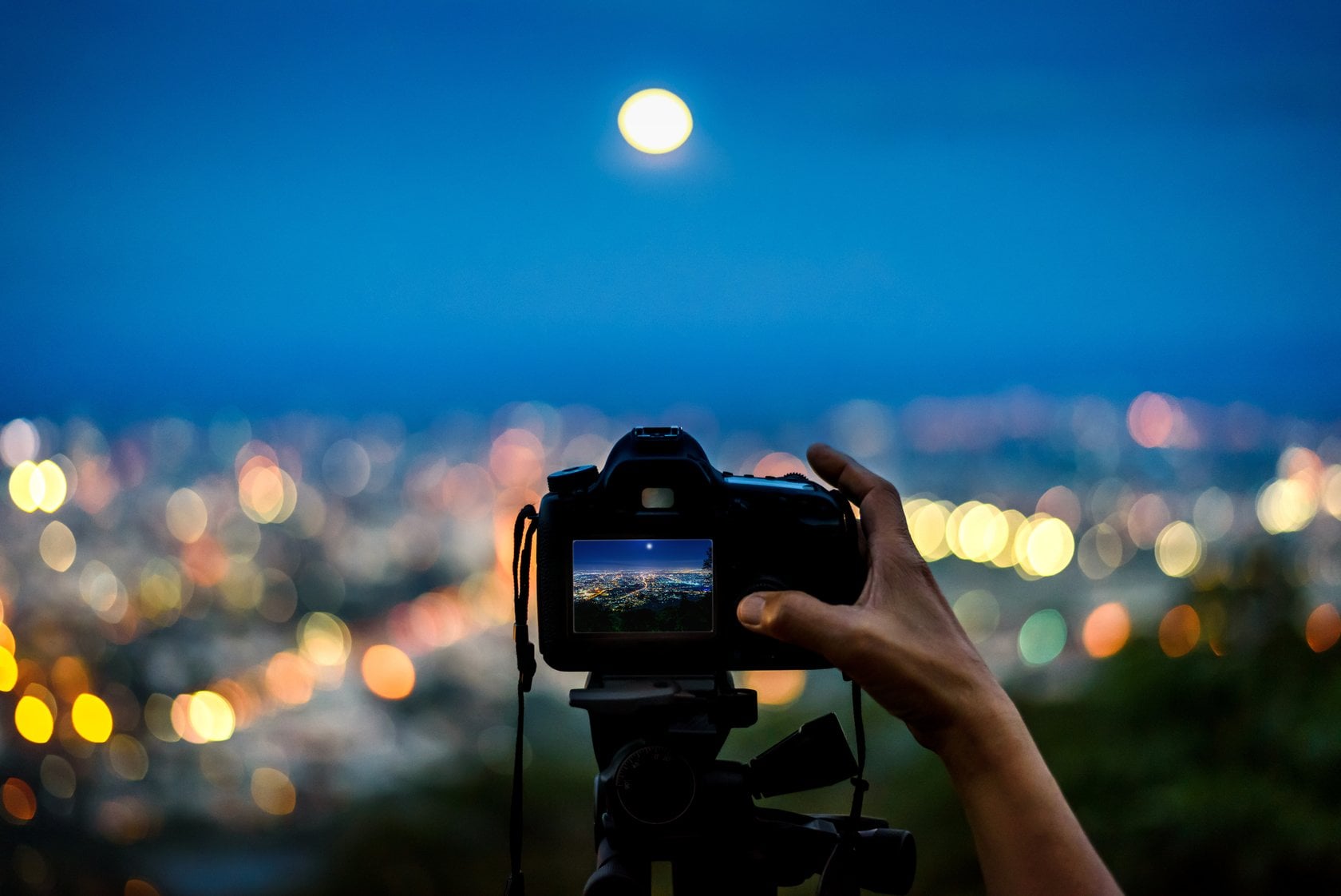 How to Capture the Moon in Photos | Skylum How-to