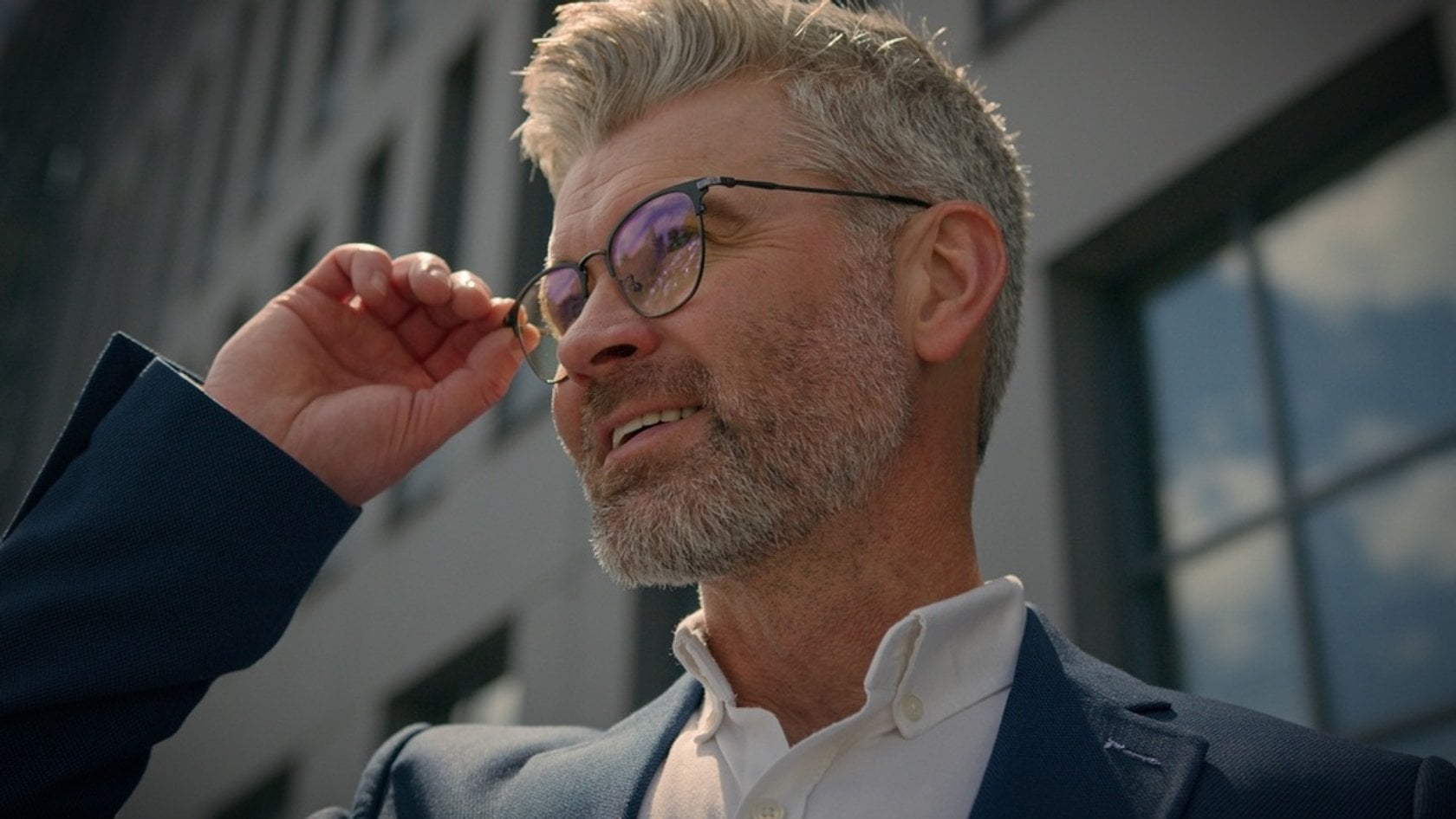 How To Take Professional Headshots Outdoor Easily | Skylum How-to