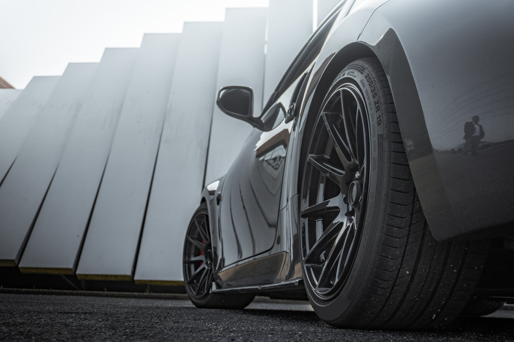 How To Photograph Reflective Objects Without Glare? | Skylum Blog