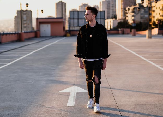 Picture Lighting Effects: Add Light Beams with AI | Skylum