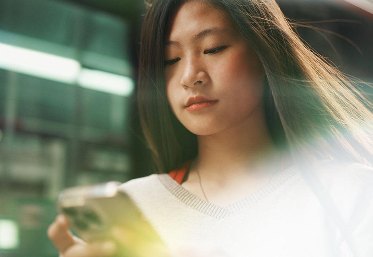 Picture Lighting Effects: Add Light Beams with AI | Skylum